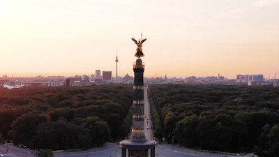 Leslie Picker - CNBC | SuperReturn International Speaker