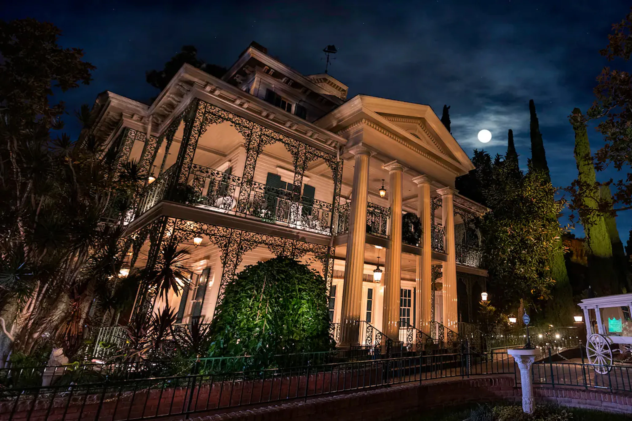 Inside Haunted Mansion Facade Phantomwise (@phantomwise_) Eddie